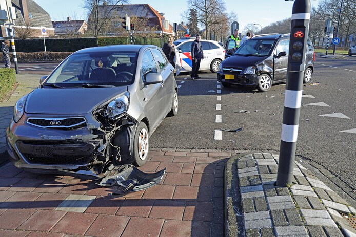 Twee auto's botsen op kruising van ‘meest onveilige straat’ van Waalwijk | Waalwijk | bndestem.nl