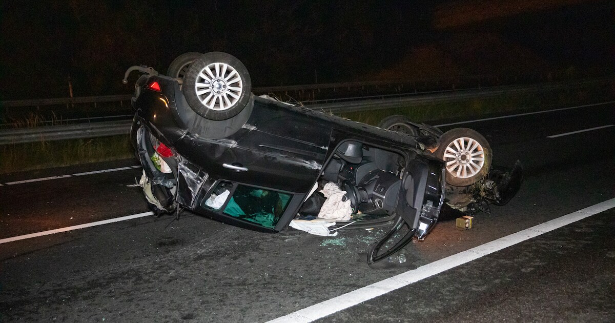 Auto belandt op zijn dak op A4 bij Halsteren: bestuurder naar ...
