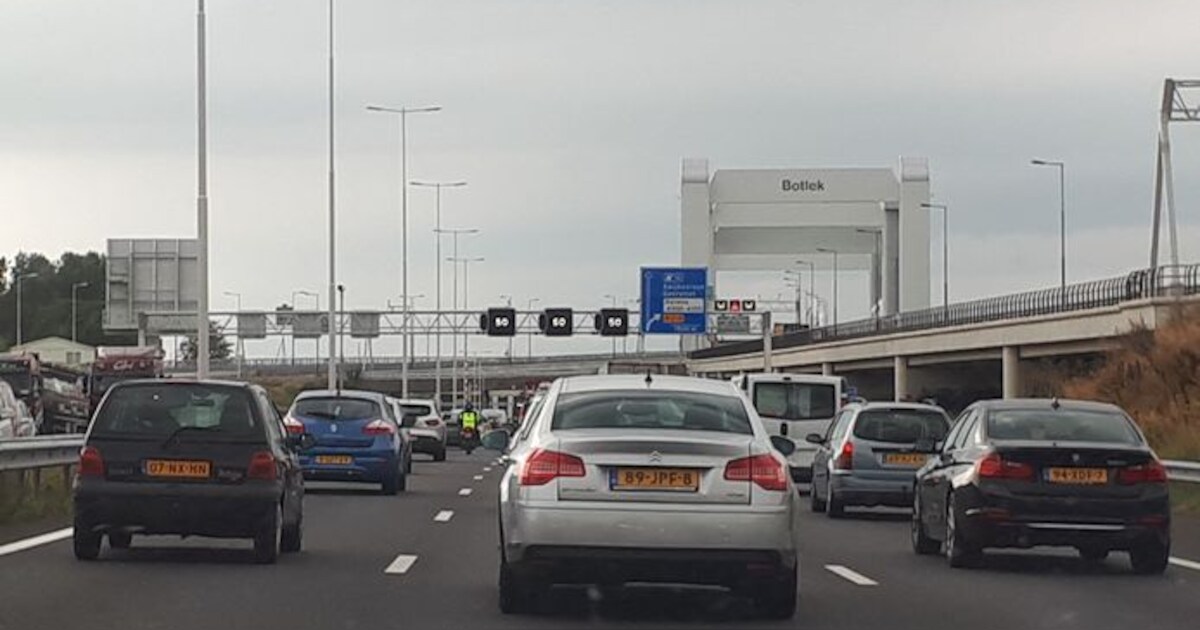 Grote drukte voor Hartelbrug door afsluiting Spijkenisserbrug, verkeer ...