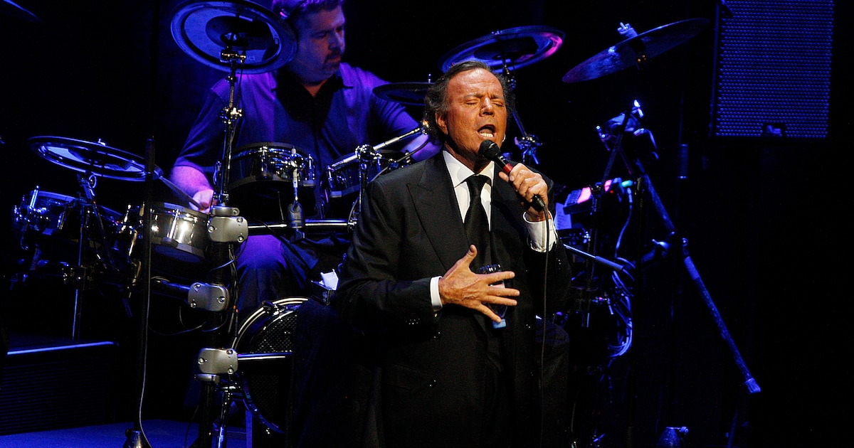 Julio Iglesias (82) beschuldigd van seksueel misbruik en uitbuiting van ...