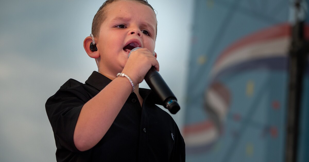 Zoon (8) van bekende volkszanger steelt show tijdens Breda in Concert ...