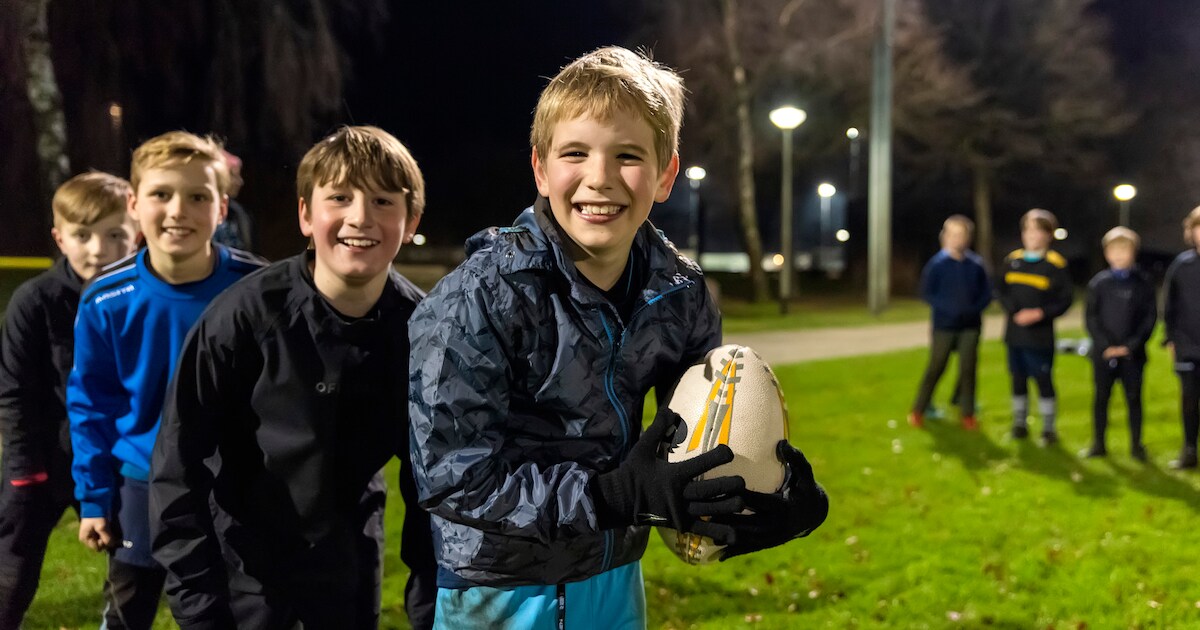 Deze rugbyers en andere jonge sporters zijn blij dat ze langer mogen ...