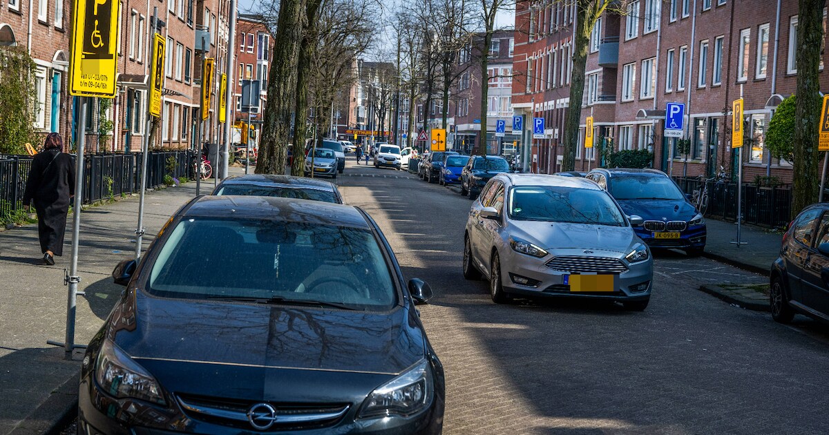 Nog maar acht parkeerplekjes vrij in de hele straat: ‘Bizarre situatie ...