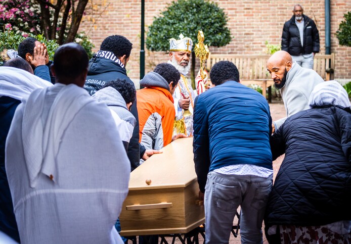 Familie en vrienden nemen afscheid van Mogos (18), doodsoorzaak nog ...