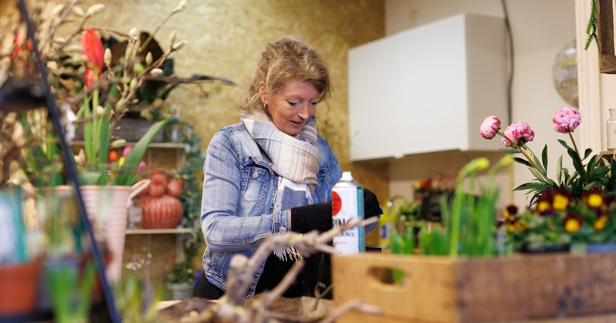 Bloemist Esther (54) ziet omzet dalen door overhoopliggende straat ...