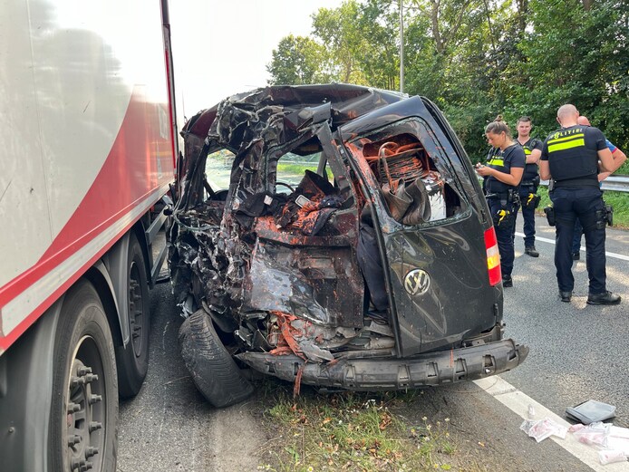 Twee gewonden door zware botsing tussen auto en vrachtwagen op A27: weg uren dicht | Oosterhout ...