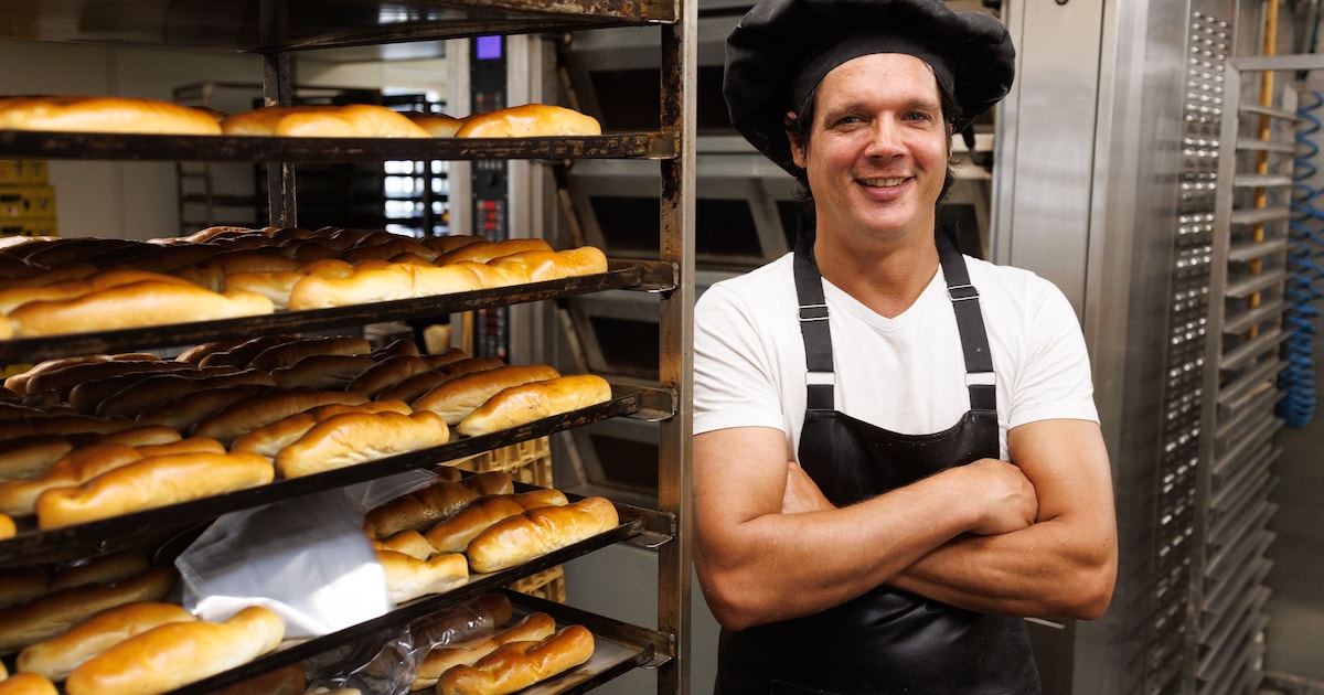 Jan Nagelkerke (48) zag zijn energiere­ke­ning in één maand verachtvou­di­gen en sloopt dak van ...