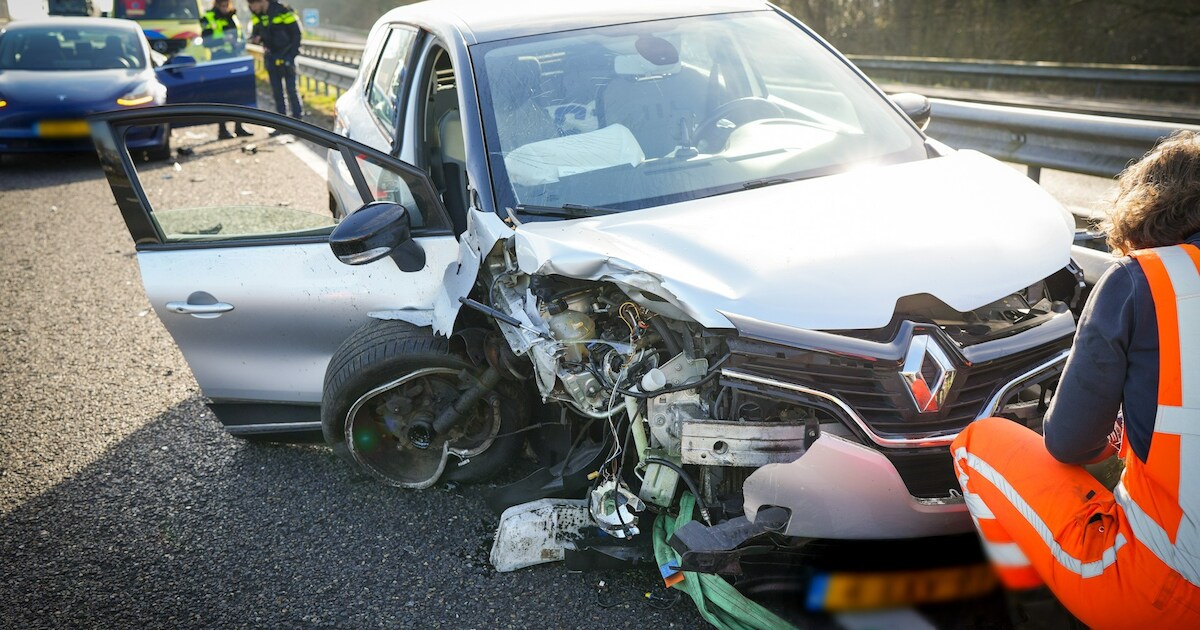 Bestuurder gewond door botsing tussen auto’s op A59 bij Waspik, schade en ravage op de snelweg ...