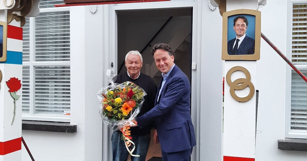 Nachtburgemeester bouwt ereboog voor jarige burgemeester: ‘Hij woont ...