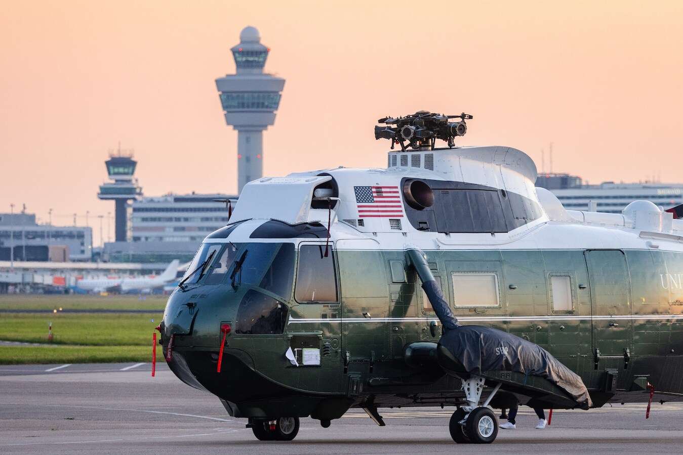 Trump vliegt in enorm geavanceerde Boeing naar Nederland, en neemt ook ...