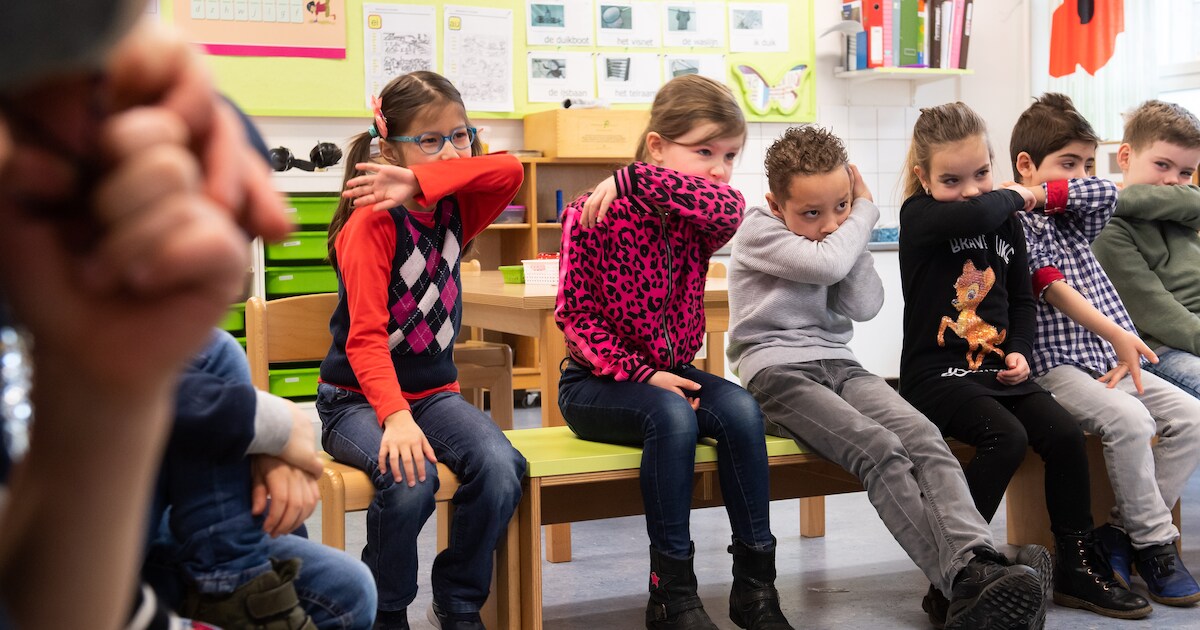 Lesje coronahygiëne op school: ‘Pak een zakdoekje als je denkt dat er ...