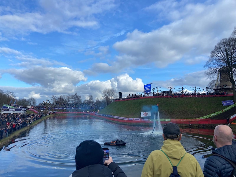 Volg hier dag twee van het WK Veldrijden in Hulst: Belg Aaron Dockx is ...