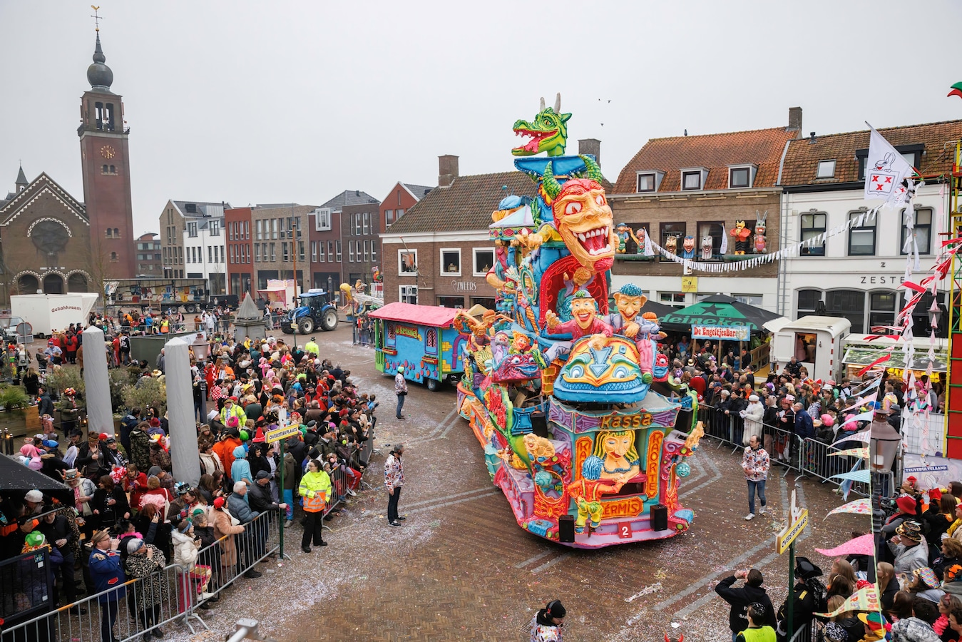 Veel publiek bij een mooie optocht in Zeuvebultelaand | Foto | bndestem.nl