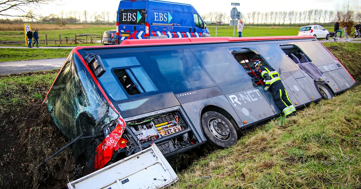 Lijnbus belandt na botsing in sloot, dankzij Severina (15) wordt ...