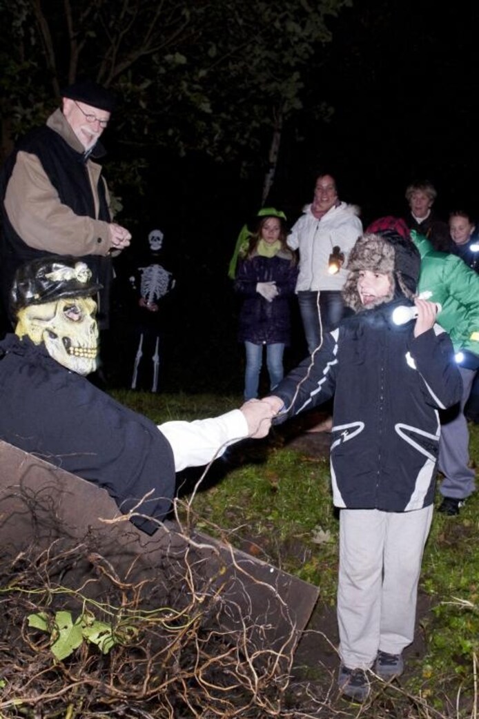 Cirkelzaag en bladblazer in het grote enge bos | Bergen op Zoom ...