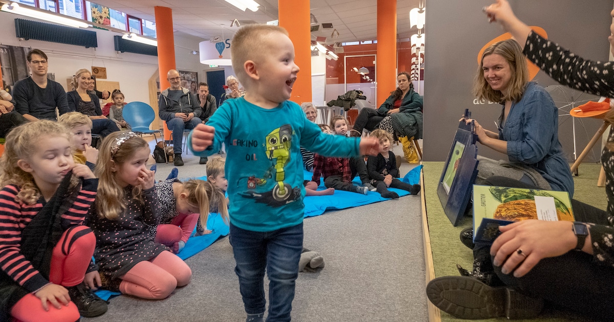 Kinderen krijgen knuffel van Kleine Aap bij voorleesdagen in Huijbergen ...