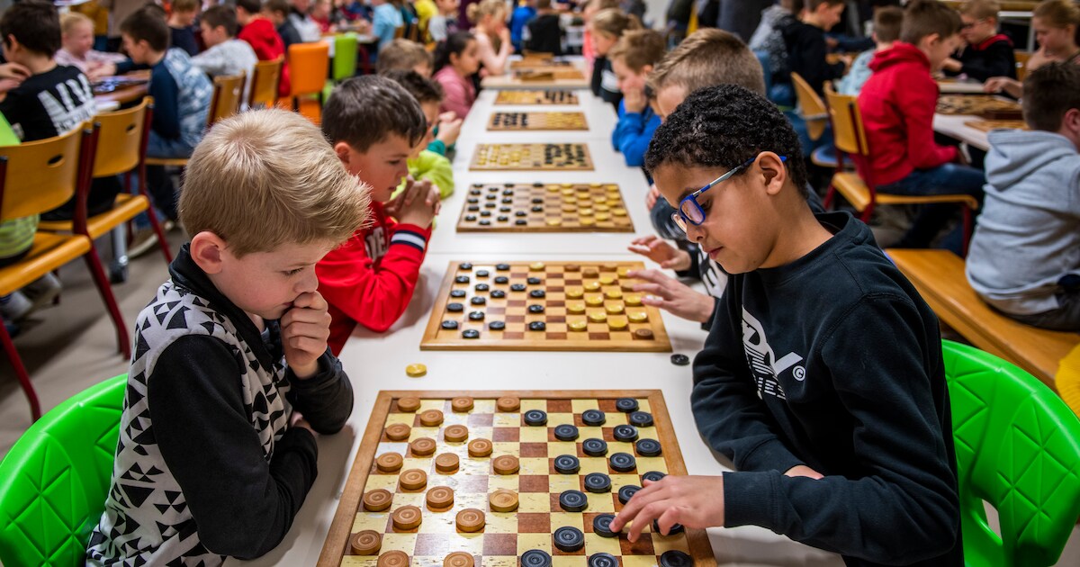 Honderddertig Zeeuws-Vlaamse scholieren zijn muisstil... als ze dammen ...