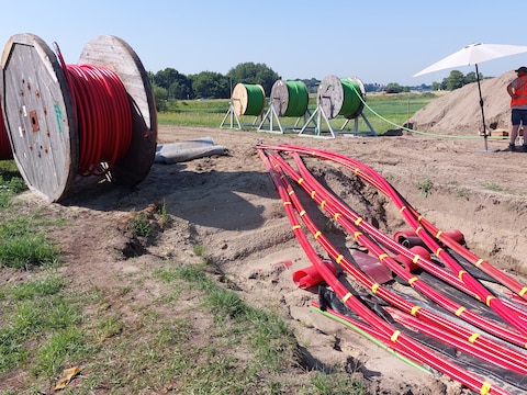 Kilometers megaspaghetti van Enexis gaan bij Woensdrecht de bodem in ...