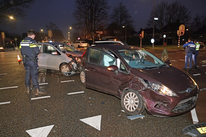 Twee auto's botsen op kruispunt in Waalwijk, voertuigen zwaar beschadigd | Waalwijk | bndestem.nl