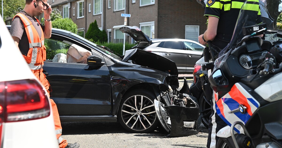 Bumper volledig in de kreukels na botsing met twee auto's in Breda ...