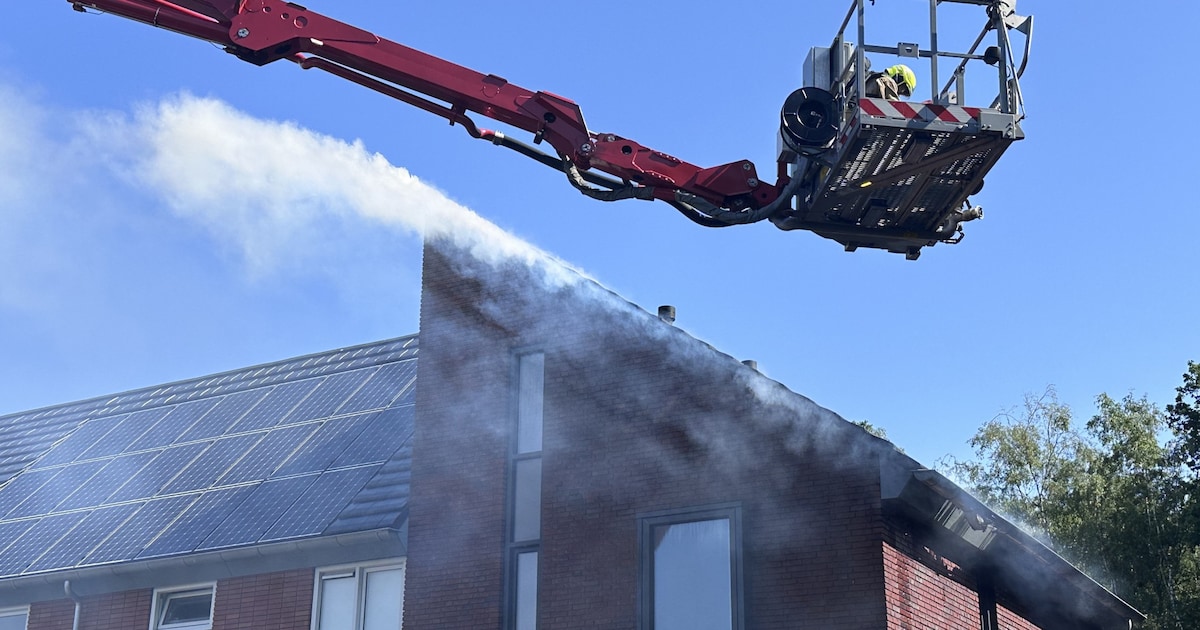 Brand bij zonnepanelen op dak van hoekwoning in Etten-Leur, flinke ...
