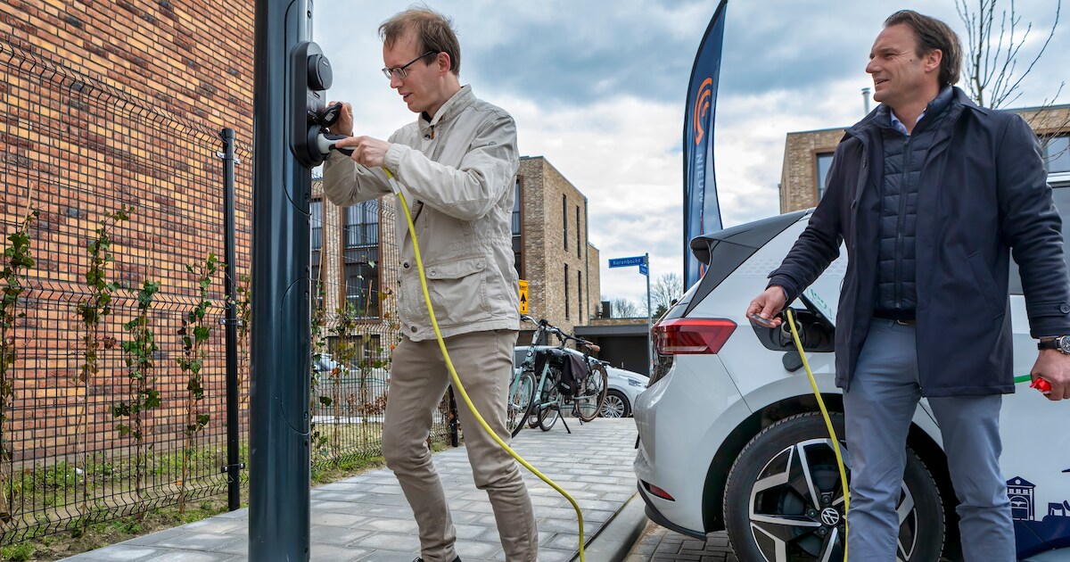 Welkom in de laadstraat, waar je je elektrische auto oplaadt aan een ...