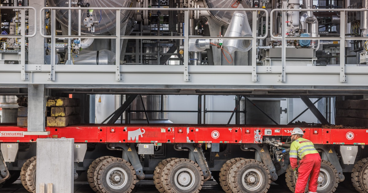 Transport van een complete Shell-fabriek verloopt op rolletjes ...