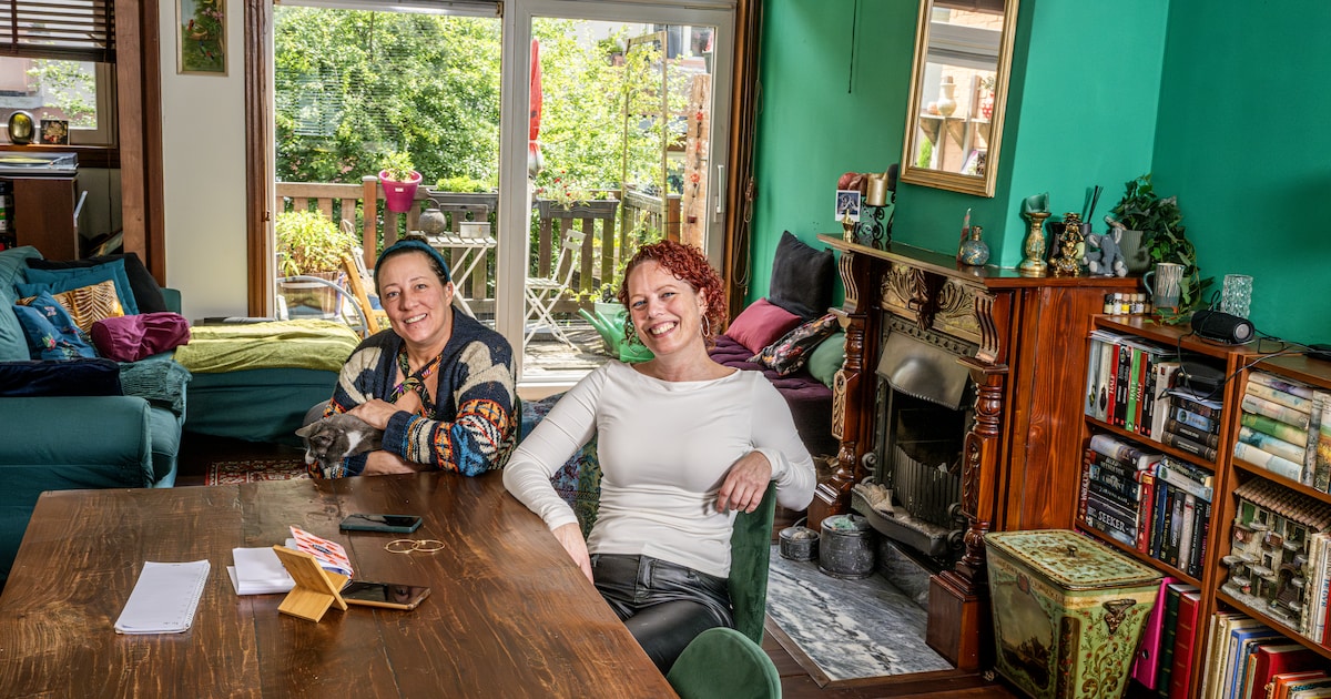 Ze hebben geen relatie, toch wonen Esa en Amanda al 21 jaar samen: ‘Met ...