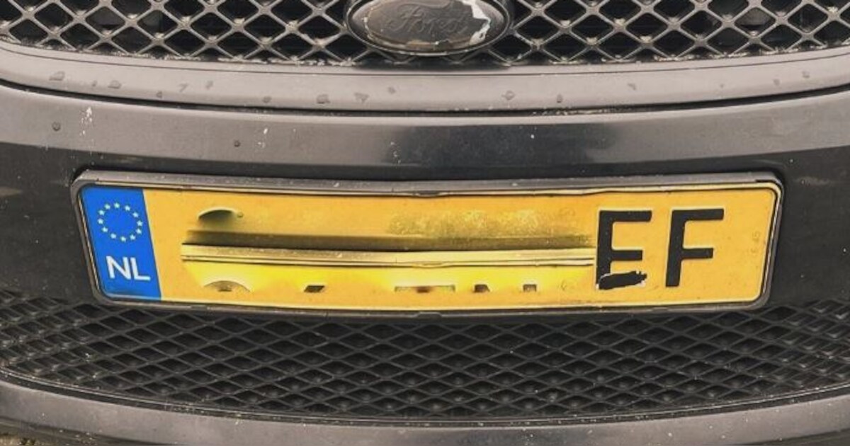 Creatieve automobilist op Rotterdam Airport past letters op ...
