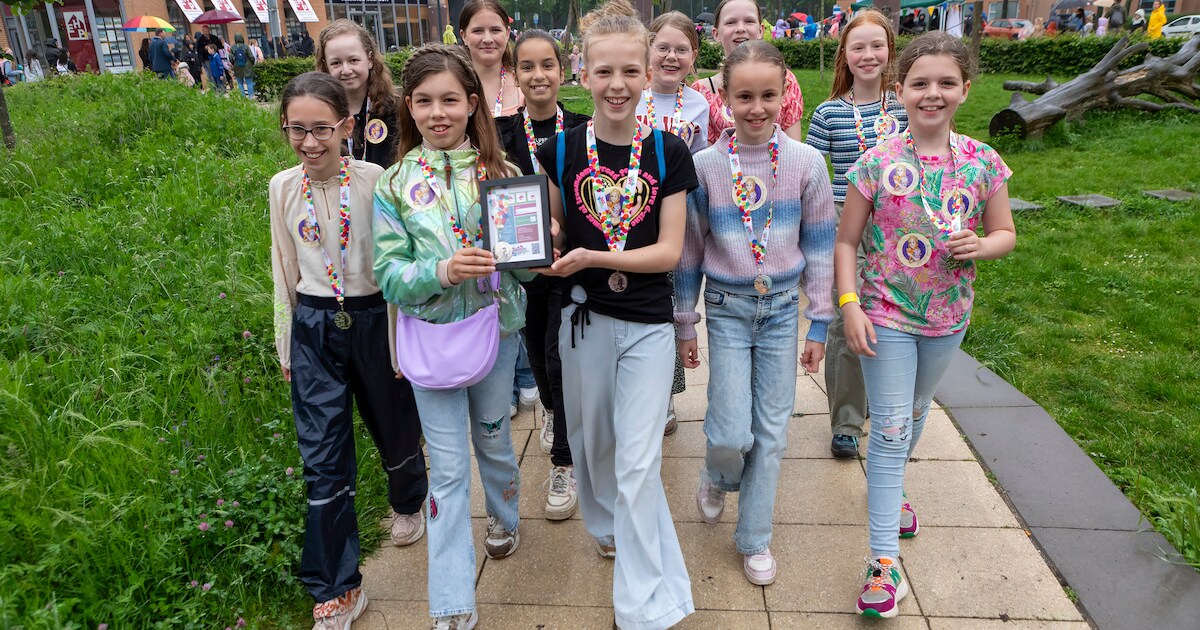 Vriendinnen dragen Fenna (9) met zich mee tijdens de vierdaagse | Breda ...