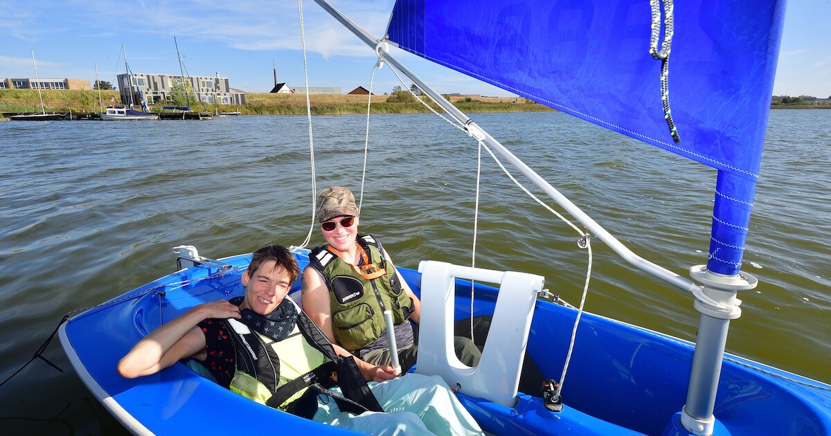 Op de Binnenschelde kunnen Lobke en Sander ondanks hun beperking zeilen ...