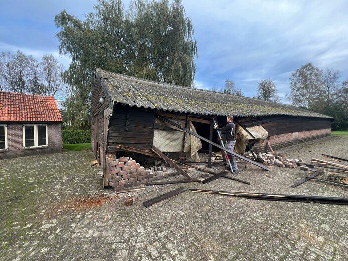 Bestelbus rijdt schuur in: veel schade, maar níet aan de oldtimer die ...