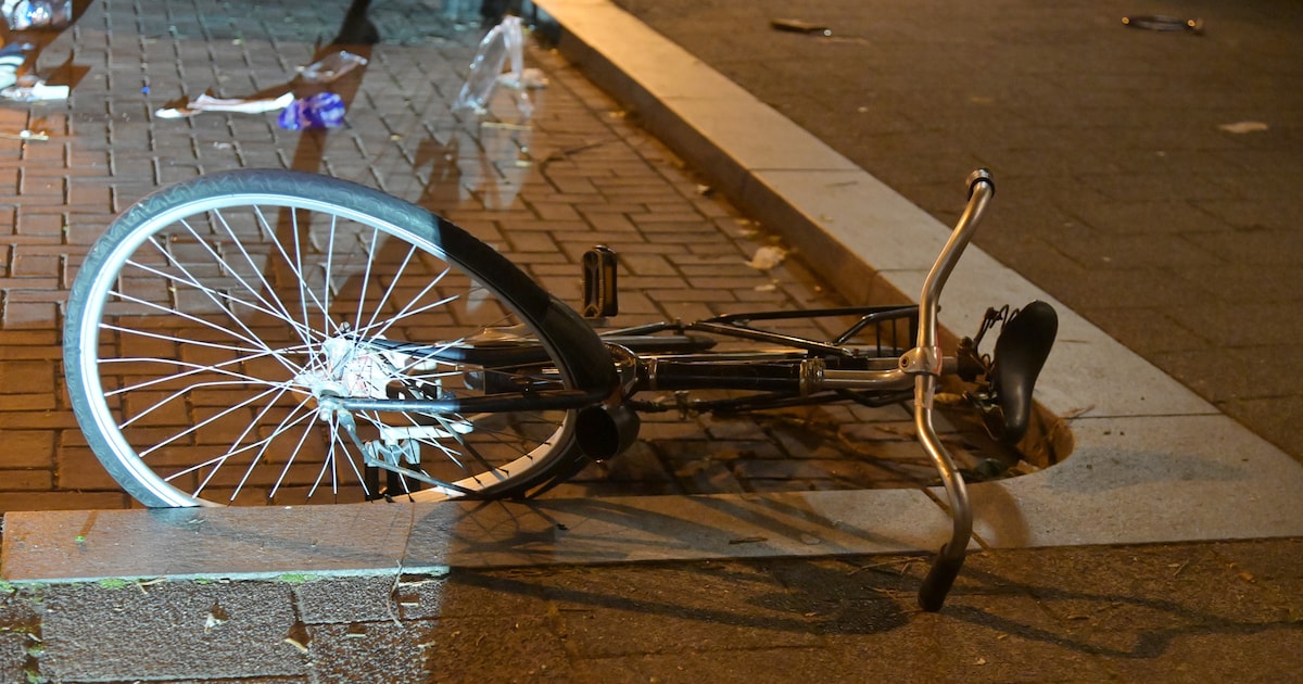 Twee personen zwaargewond bij botsing tussen fiets en auto in Breda ...
