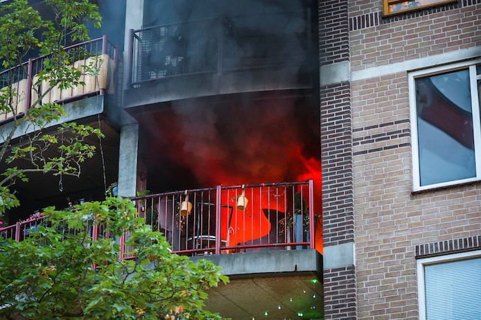 Zwaargewonde bij brand op derde en vierde verdieping van flat in ...