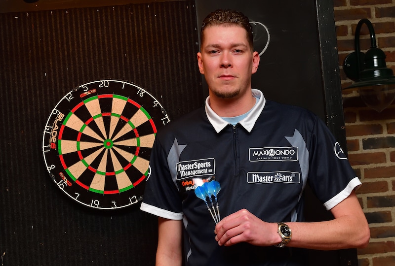 Bredase darter loopt wéér op dramatische wijze WK Darts mis tijdens ...