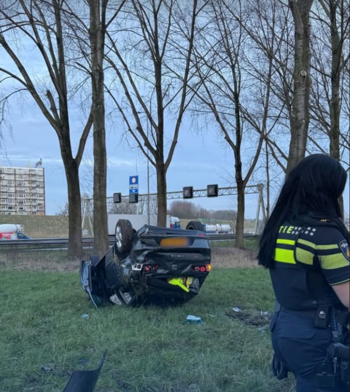 Bestuurder valt in slaap achter stuur en belandt met auto ondersteboven in de berm | Hoeksche ...