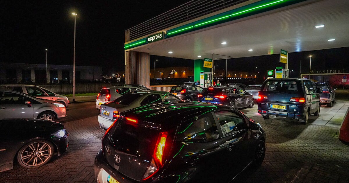 Storing bij tankstation maakt prijzen ongekend laag, chaos en files ...