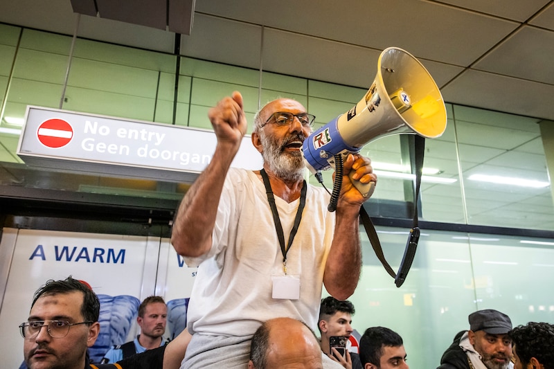 Door Israël opgepakte Osman Tastan als held onthaald op Schiphol: ‘Ik ...