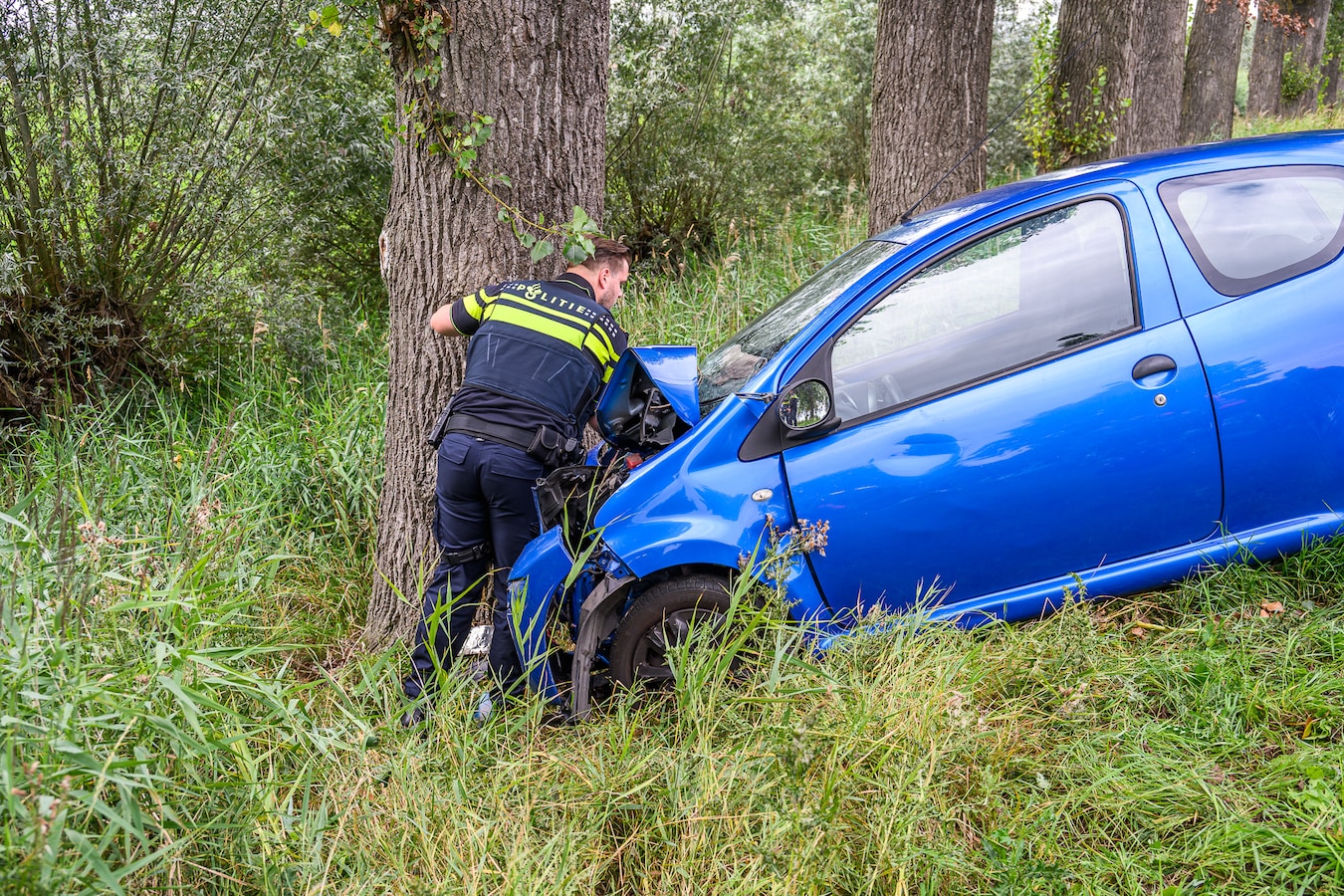Twee gewonden na botsing tegen boom in Raamsdonksveer: traumahelikopter ingezet | Foto | bndestem.nl