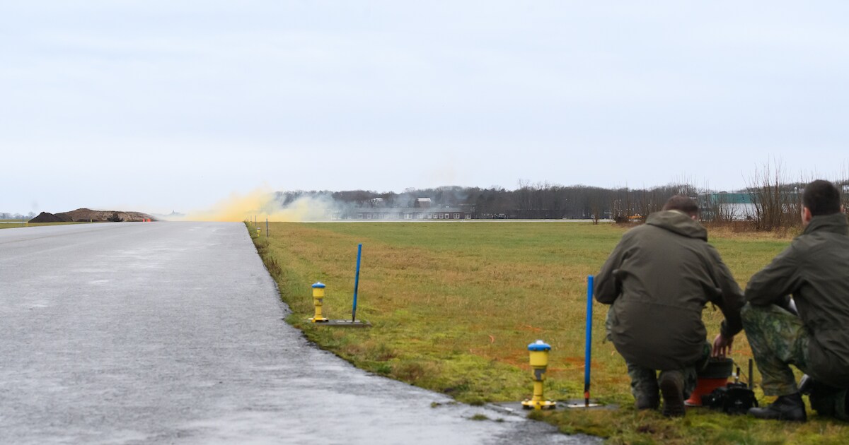 Bom uit Tweede Wereldoorlog ontploft op vliegbasis Gilze-Rijen: kabels ...
