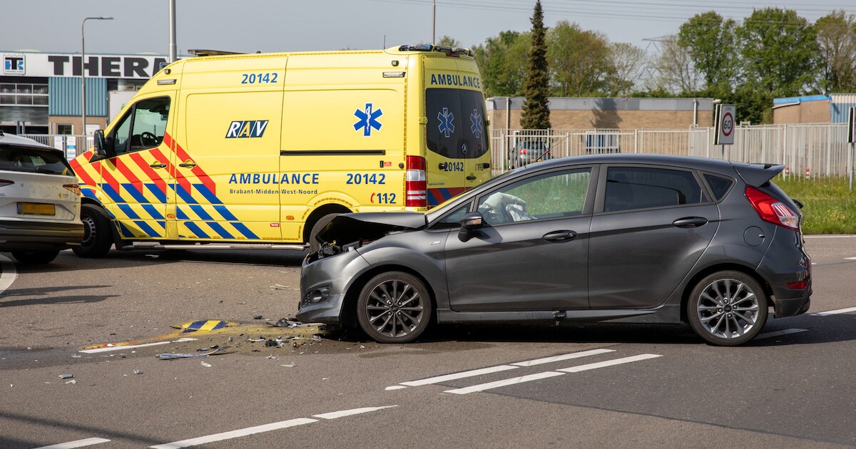 Twee auto's botsen op N640 in Oud Gastel, weg vol met brokstukken | 112 nieuws Halderberge ...
