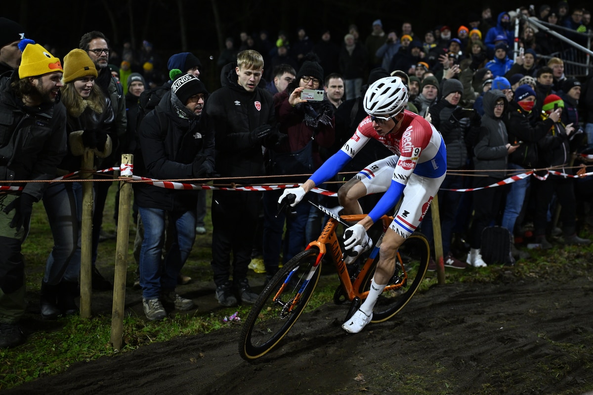 Tibor del Grosso wint bij afwezigheid Mathieu van der Poel in Diegem ...