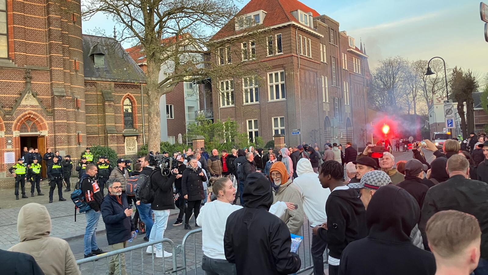 Politie maakt einde aan azc-protest in Uden nadat zelfs pepperspray ...