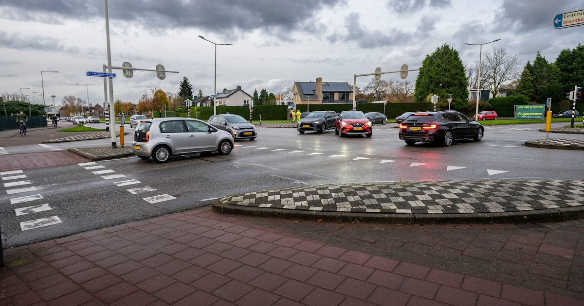 Bergen op Zoom plaatst tijdelijke stoplichten op kruispunt na verkeerschaos en ongelukken ...