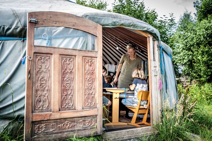 Elf leerlingen, vier dagen les, en dat in een yurt zonder elektriciteit ...