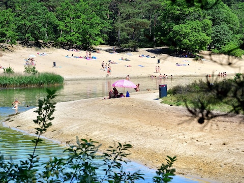 Scholieren melden zich ziek en trekken naar De Heide op warmste 26 mei ...