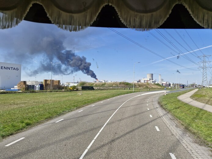 Rook in Moerdijk neemt af, maar affakkelen duurt nog 24 uur: goed te ...