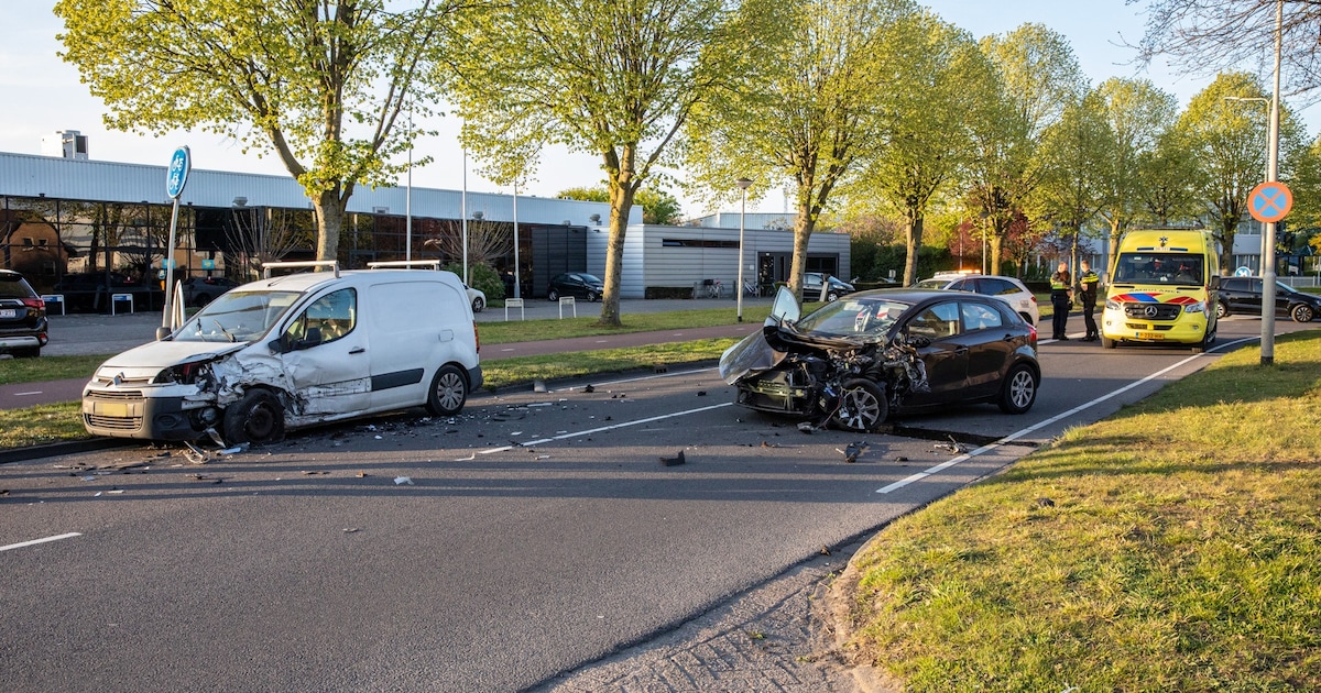 Auto en bestelbusje botsen in Roosendaal: bestuurder gewond, voertuigen zwaar beschadigd ...