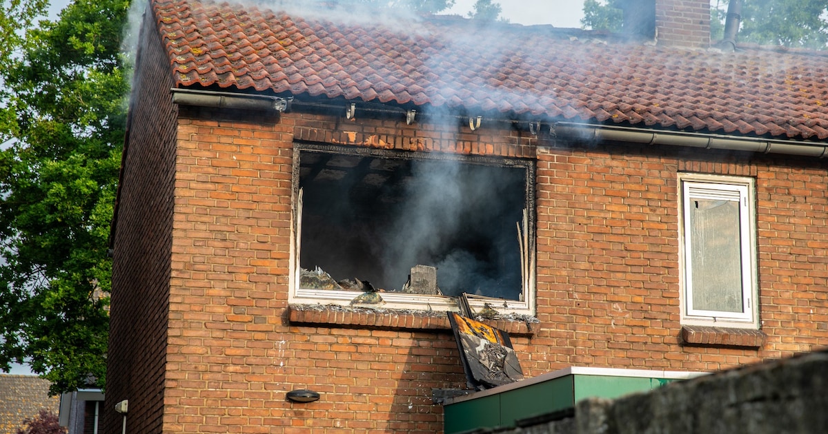 Slaapkamer volledig uitgebrand in Roosendaal, mogelijk door telefoon ...