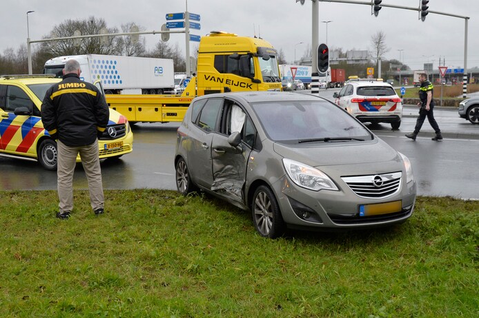 Drukte op kruispunt Graaf Engelbertlaan in Breda na ongeval | 112 nieuws Breda | bndestem.nl